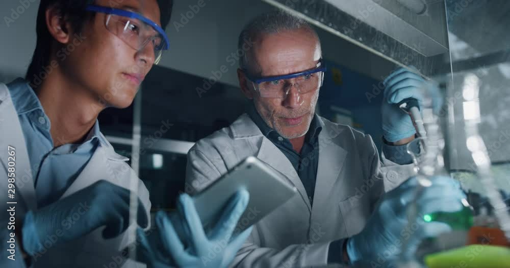 Vidéo Stock Portrait of two male scientists are making an analysis of ...