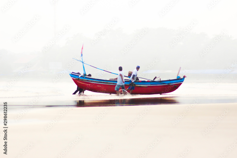 the fishermen are pushing the boat, with photos of the fast water ...