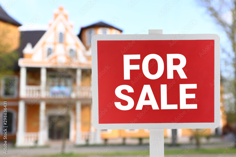 Sign board with text FOR SALE near modern building on city street Stock ...