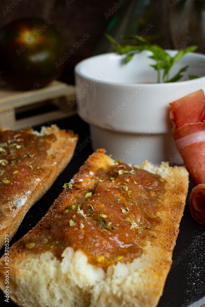 Pan tumaca, desayuno español. Pan con tomate, jamón y ajo. Stock Photo ...