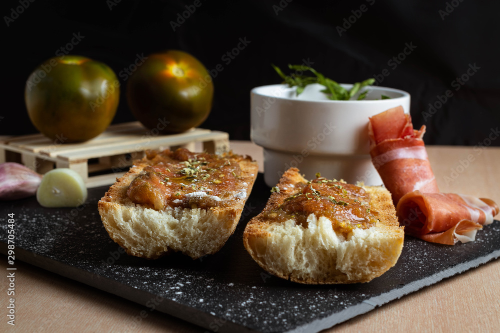 Pan tumaca, desayuno español. Pan con tomate, jamón y ajo. Stock Photo ...