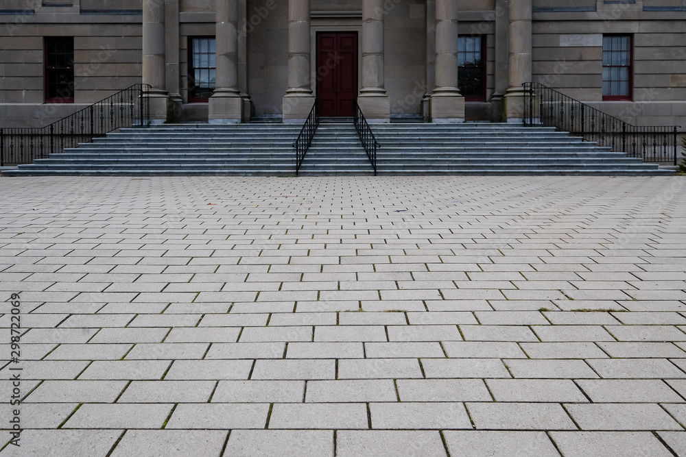Stockfoto A wide entrance to a government courthouse building with tall ...