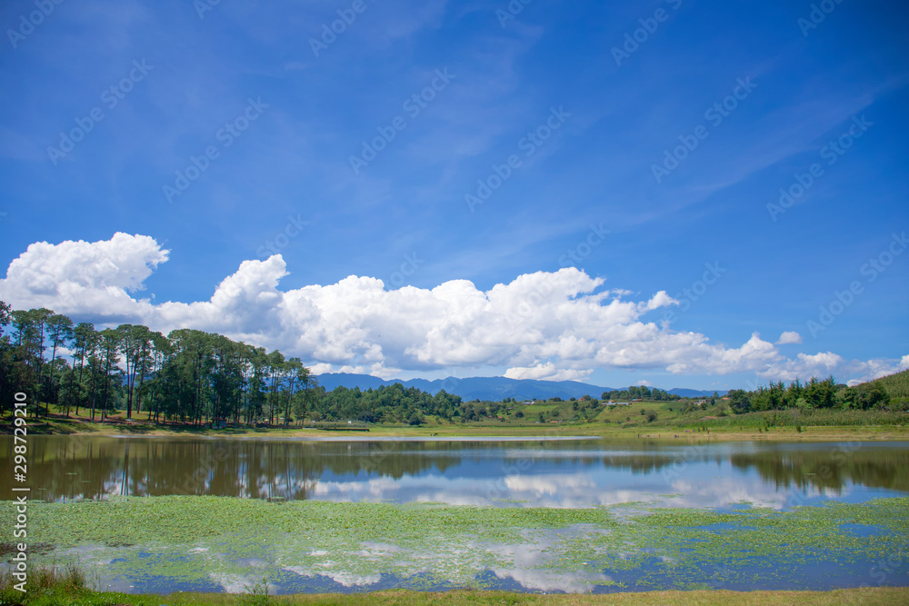 Paisaje de Laguna Leoma Quiché reflejando el cielo en una mañana ...