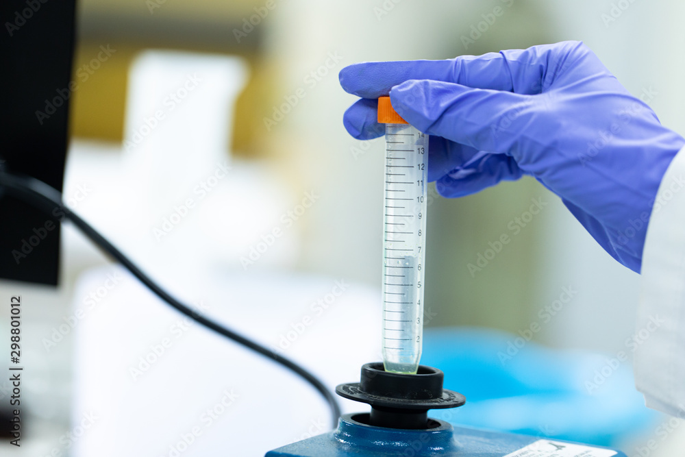 Foto de Study of fish blood composition with 96 wells microplate for ...