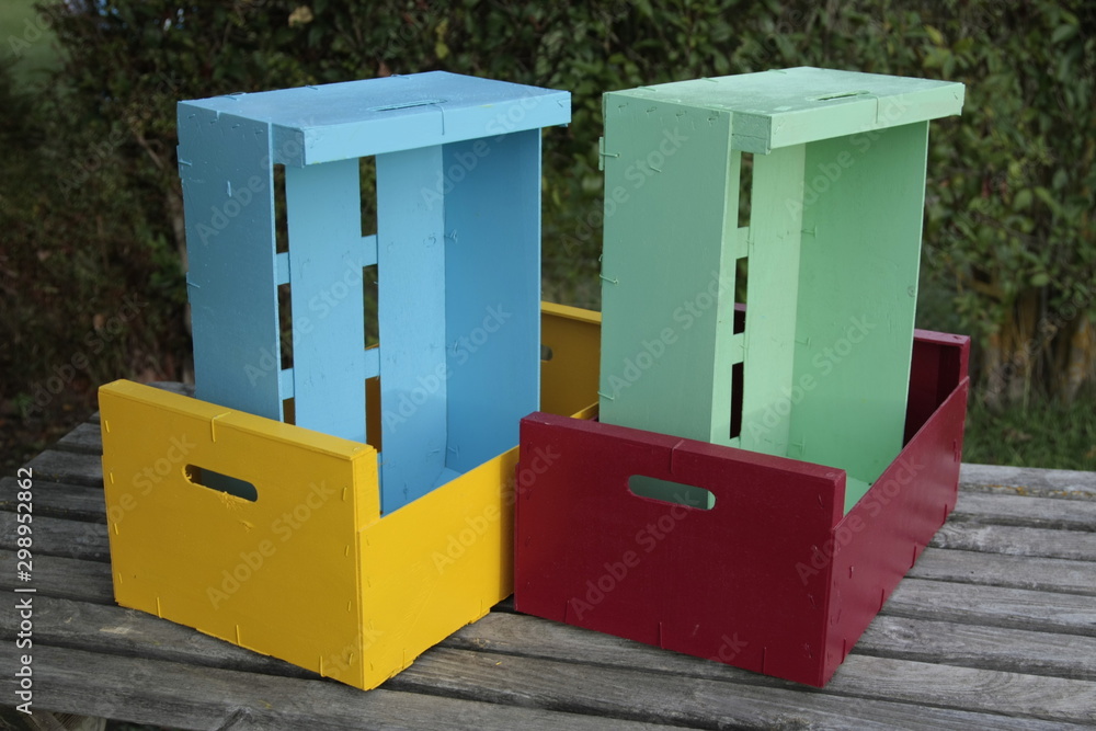 Cajas de fruta de madera pintadas de atractivos colores Stock Photo ...