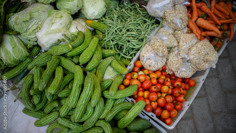 Momordica charantia or bitter melons, tomatoes, cabbage, boontjes ...