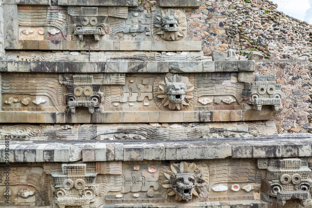 Foto de Architectural details with dragon head sink drain of ...