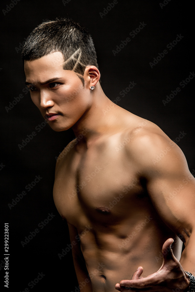 몸 근육질 어리다 근육 도안 잘생긴 남자 누드 몸통 적당 검다 인물사진 Man Fit 보디빌더 Abs