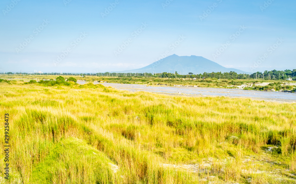 Foto de Golden Fields of Pampanga, River, and Mount Arayat in ...