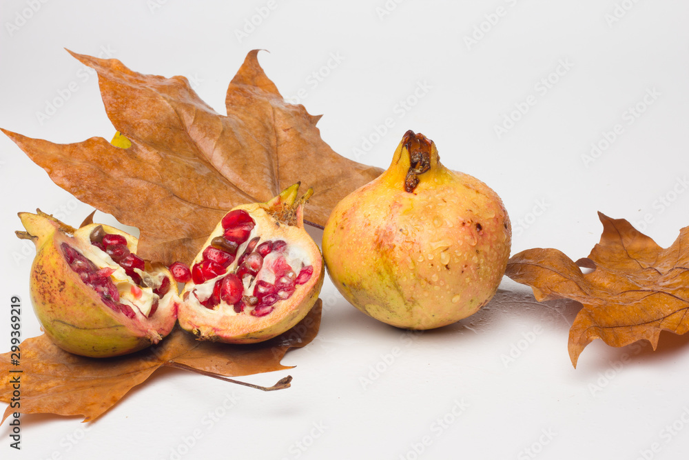 Granada es una fruta rica en vitaminas y antioxidantes, sus granos de ...