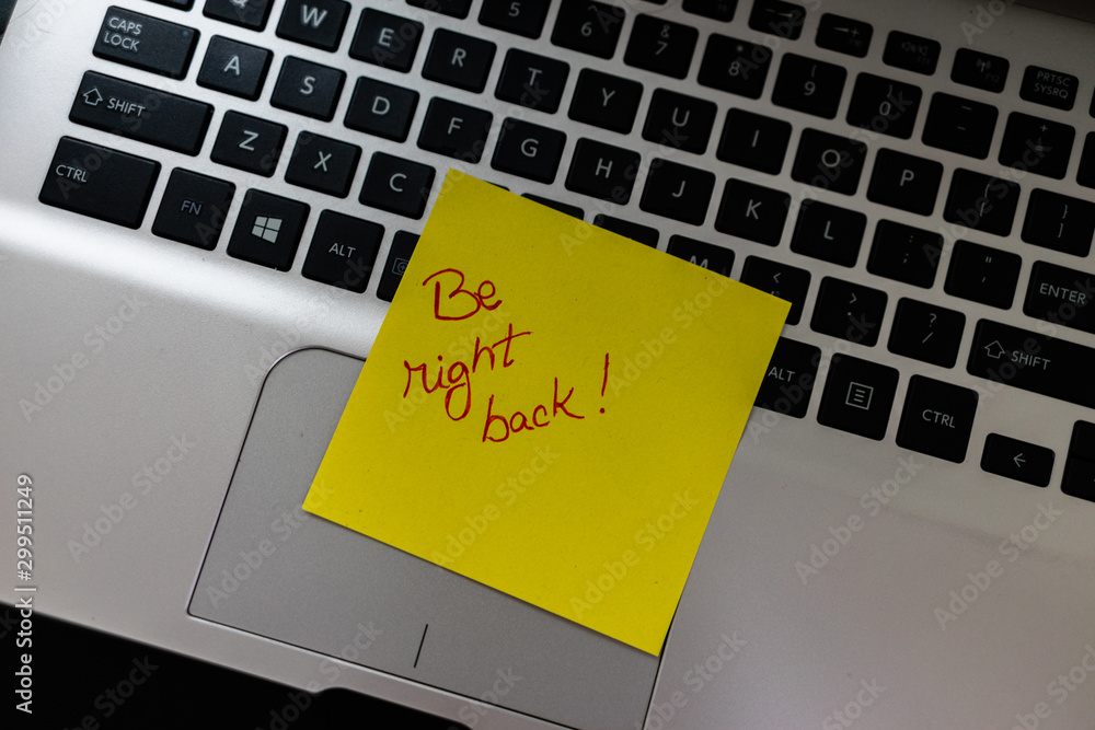 Text Be right back on sticky note. Yellow sticky note on keyboard ...