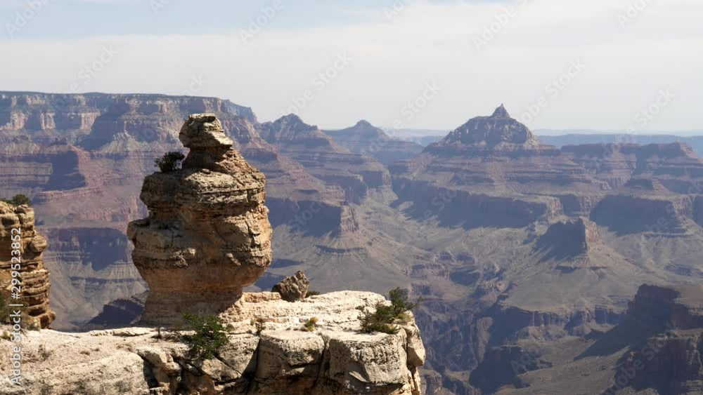 Vidéo Stock zoom in on the rock formation known as duck on a rock at ...