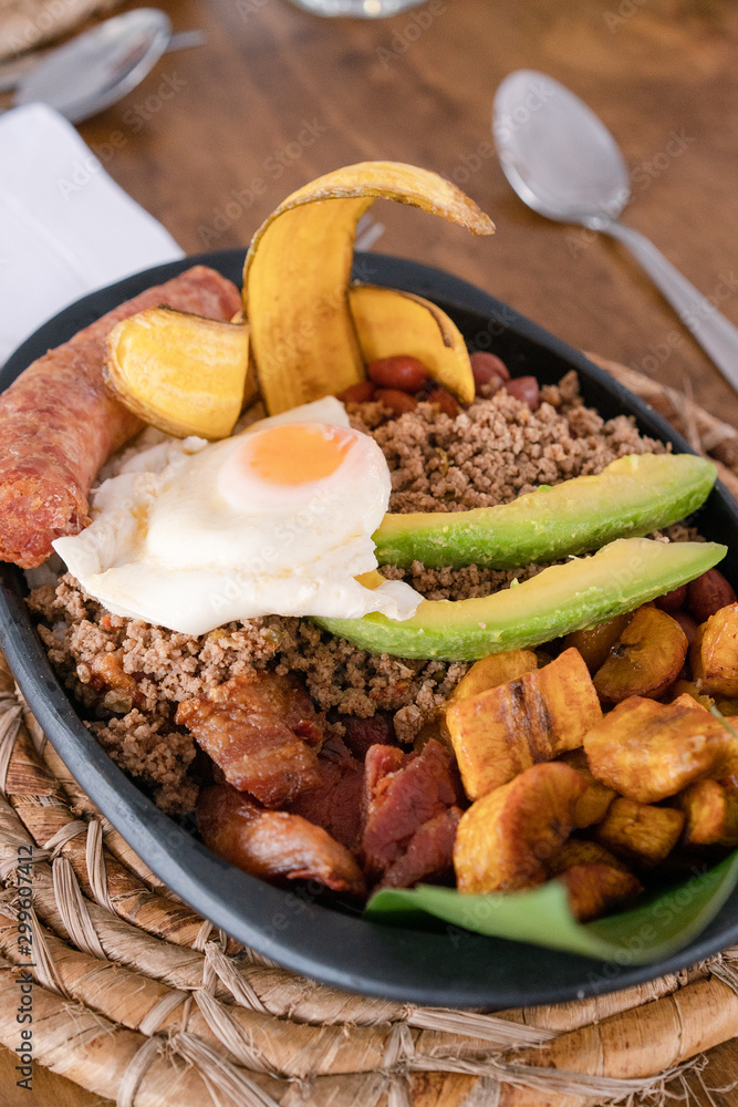Bandeja paisa colombiana, Plato tipico de la zona antioqueña de ...