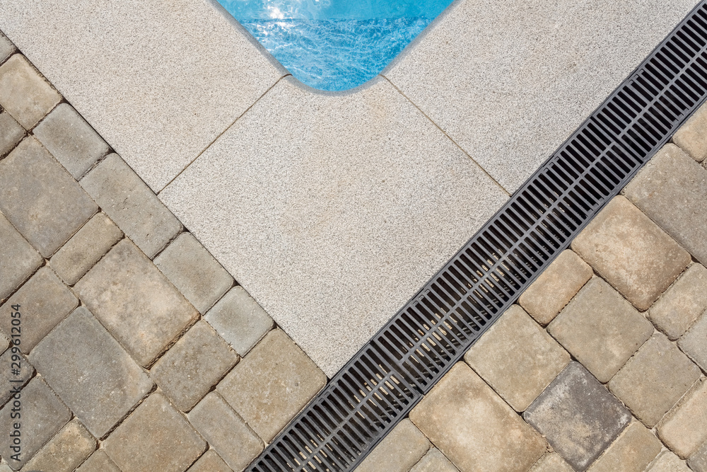 Overflow grilles for swimming pools. Tap water at the edge of the bowl ...