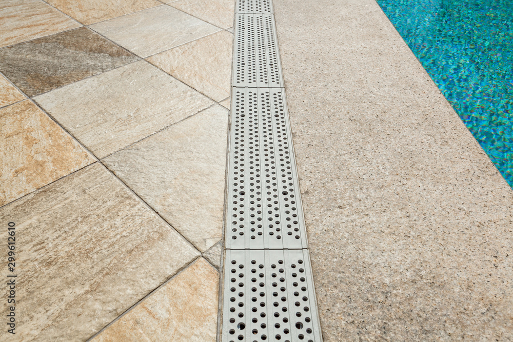 Overflow grilles for swimming pools. Tap water at the edge of the bowl ...