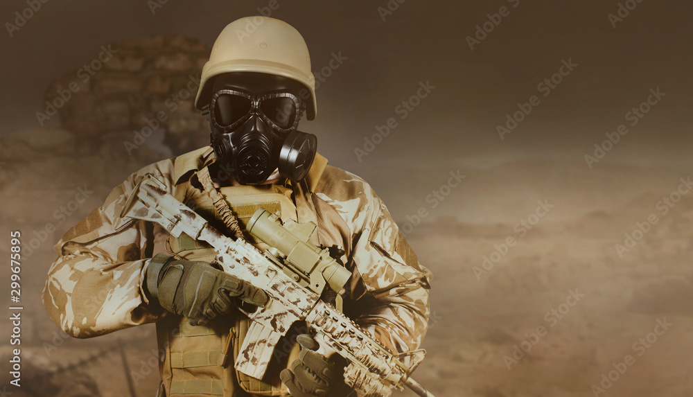 Foto Stock Fully equipped soldier with rifle and gas mask standing in ...