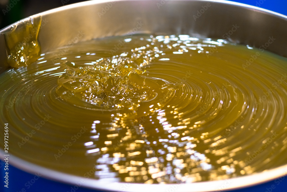Lubricant of grease (Lithium normal NLGI 3). Yellow appearance in the ...