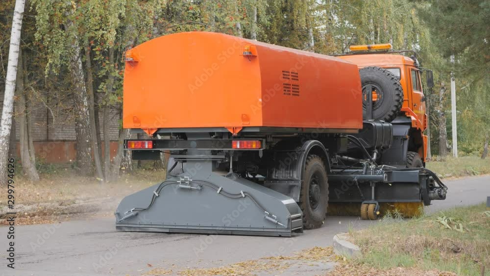 Vidéo Stock Equipment for cleaning streets and road surfaces. Sweeping ...