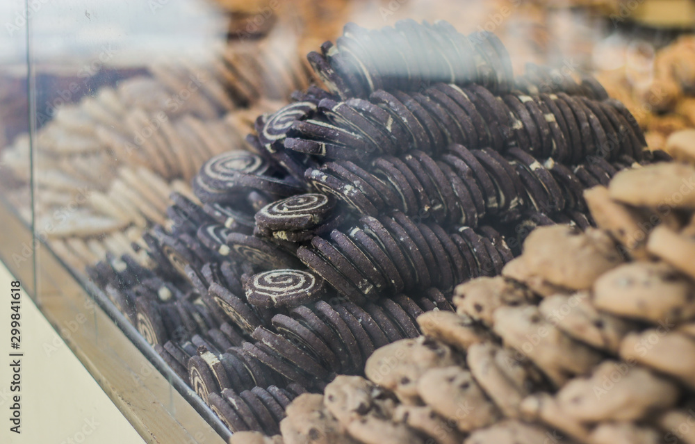 Foto de Cookies in a shop window of a pastry shop - bakery in Mamilla ...