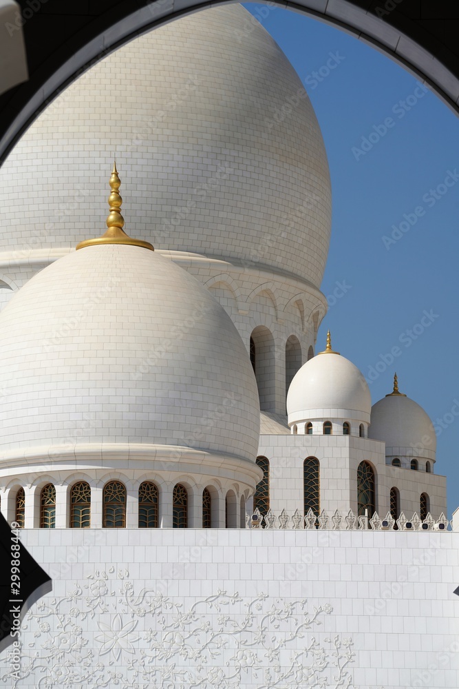 view through arch on domes of sheikh zayed mosque in abu dhabi Stock ...