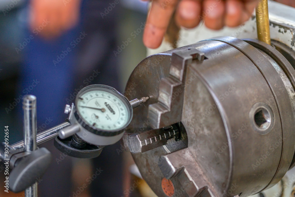 Foto de the device for measuring the end runout. Concept micrometer ...