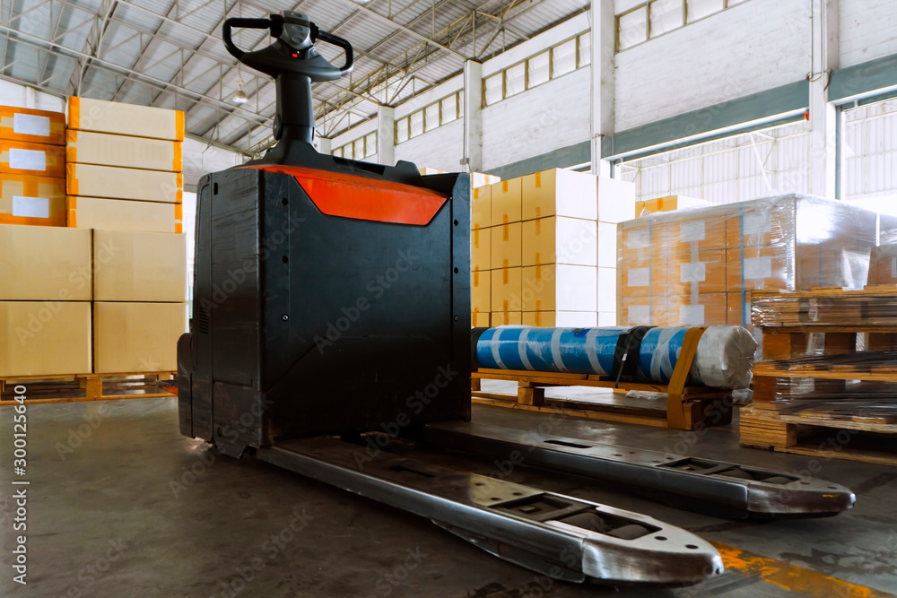 Electric forklift pallet jack with stack package boxes on pallets ...