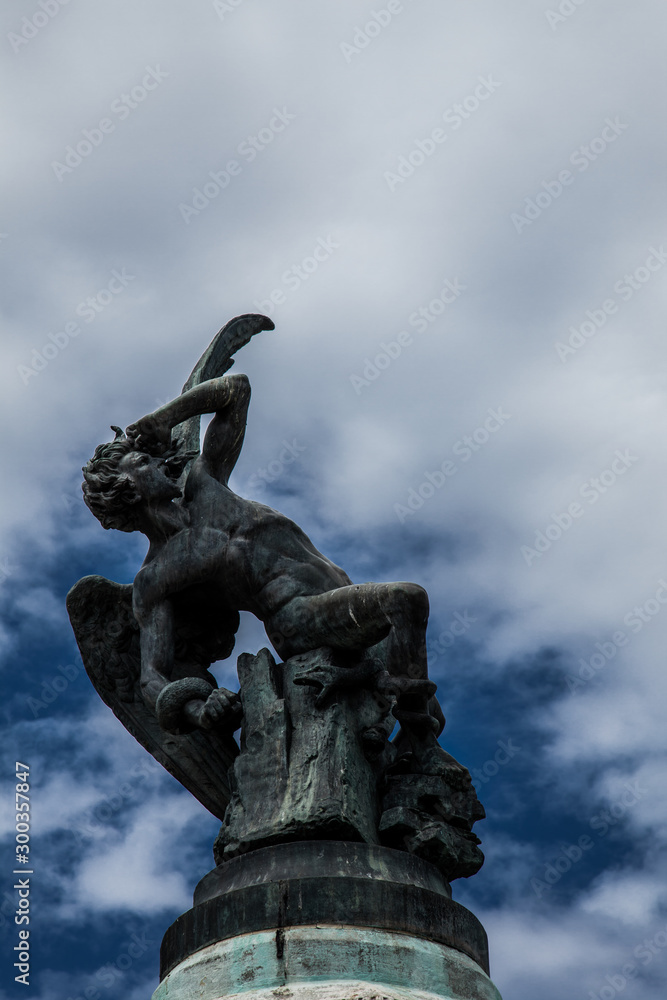 estatua del ángel caído en el parque de El Retiro, Madrid Stock Photo ...