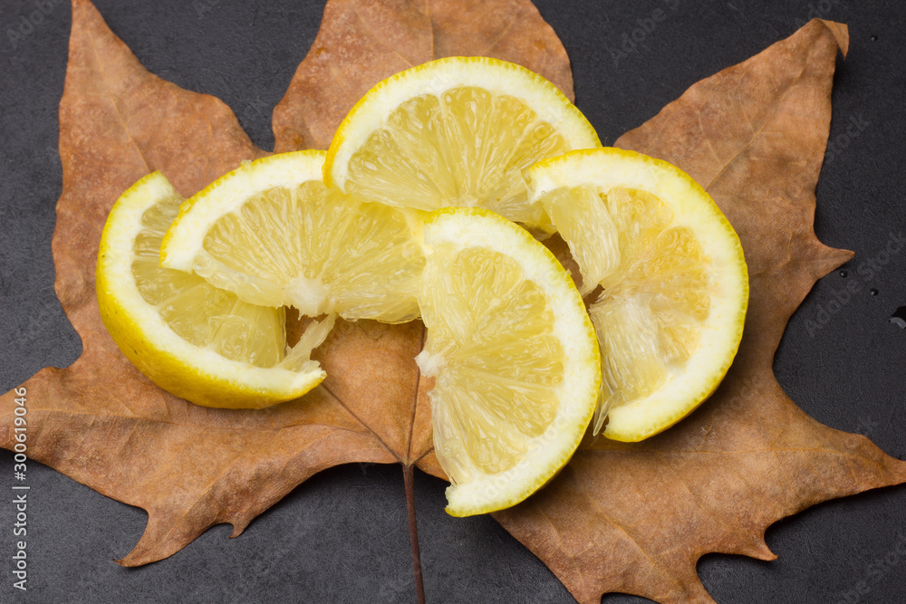 El limón es una fruta de sabor ácido, con muchas vitaminas, vitamina C ...
