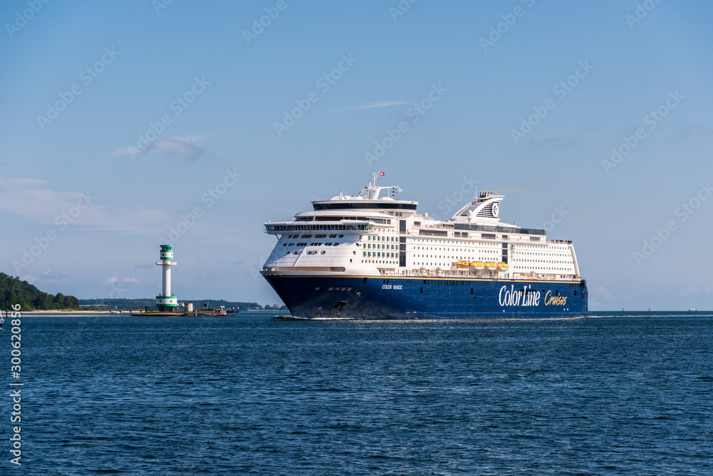 Die Norwegenfähre der Color Line fährt täglich die Route Kiel-Oslo und ...