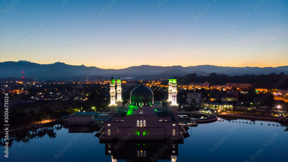 Foto de Aerial Drone image of beautiful mosque and the most famous ...