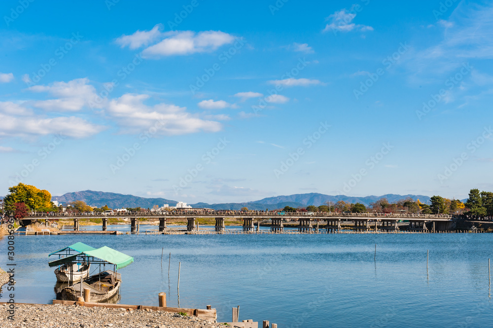 Foto de Moon Crossing Bridge ( togetsukyo bridge )and Cruise ships on ...