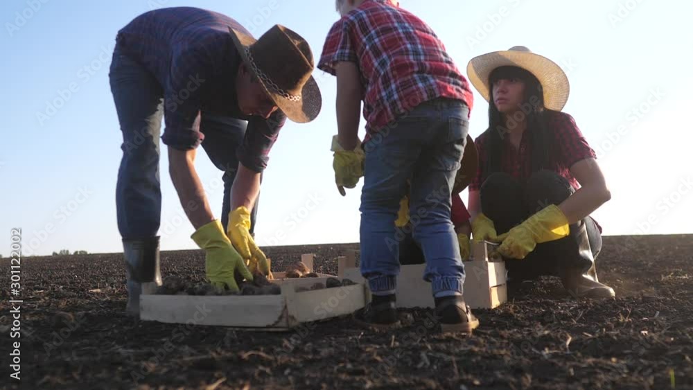 Stockvideo teamwork happy family red neck farmers eco farming ...