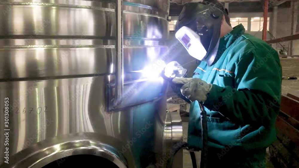 Vídeo do Stock: Worker welding stainless steel tank, using TIG, MIG ...