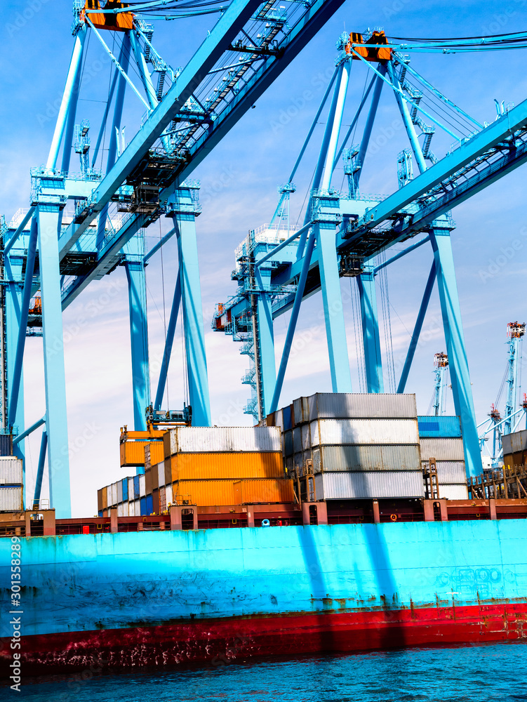 Container ship in the habor loading and unloading containers Stock ...