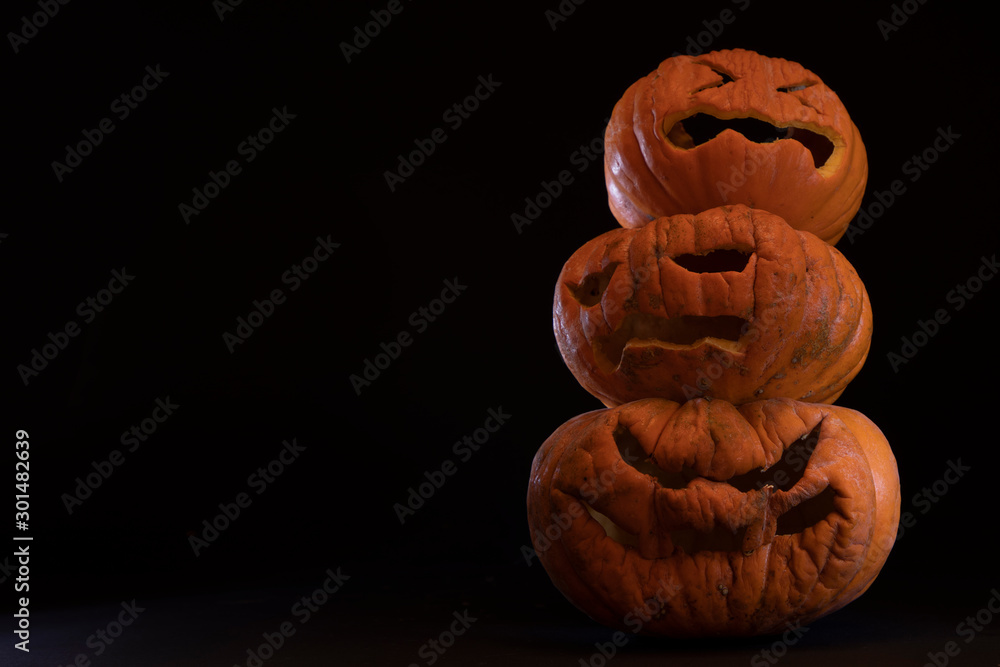 Calabazas de halloween con expresiones terrorificas y fondo de luces ...