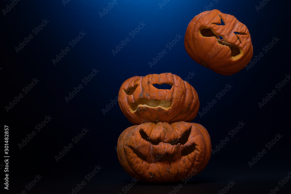 Calabazas de halloween con expresiones terrorificas y fondo de luces ...