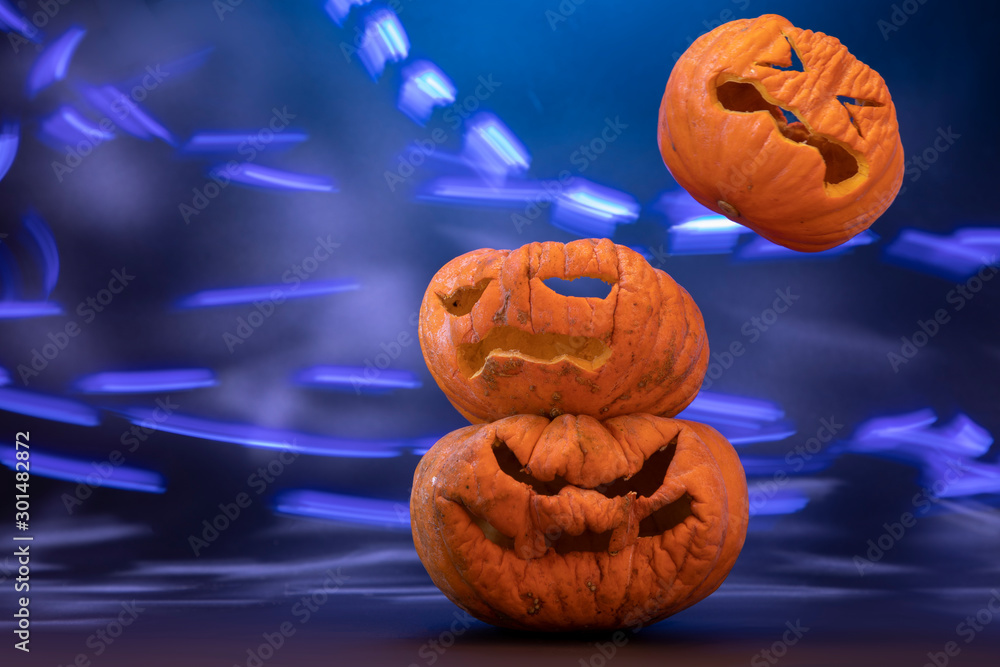 Calabazas de halloween con expresiones terrorificas y fondo de luces ...