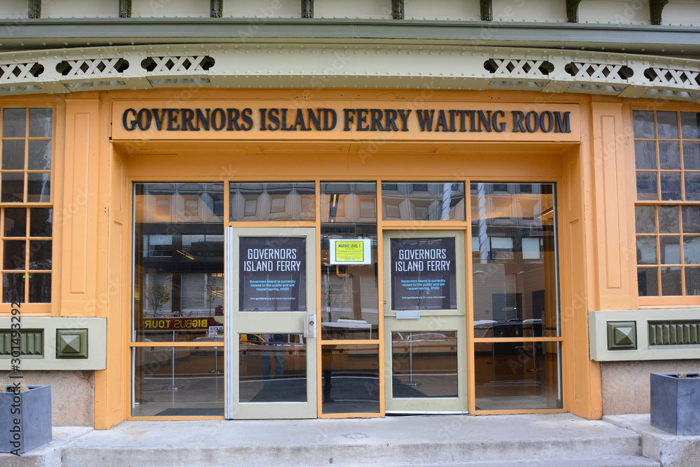 Fotka „NEW YORK, NY - 05 NOV 2019: Governors Island Ferry Waiting Room ...