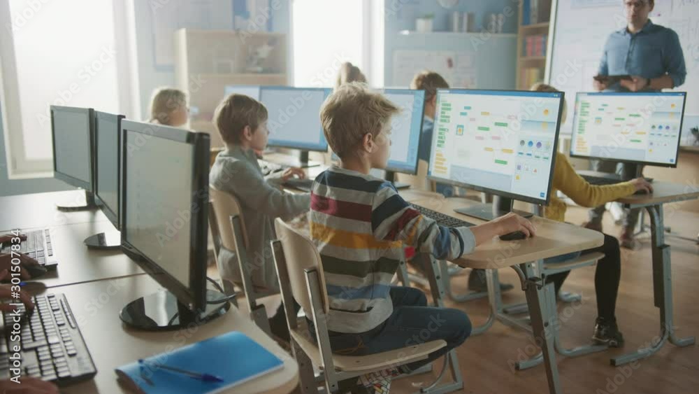 Vidéo Stock Elementary School Science Classroom: Teacher Educates Smart ...