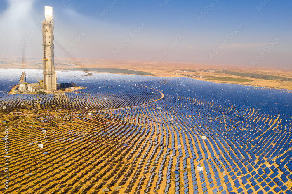 Solar power tower and mirrors that focus the sun's rays upon a ...