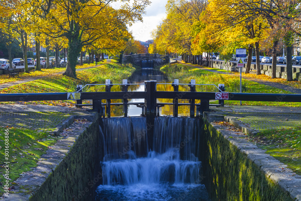 Foto de Canal lock gates at historic Grand Canal, Dublin, Ireland ...