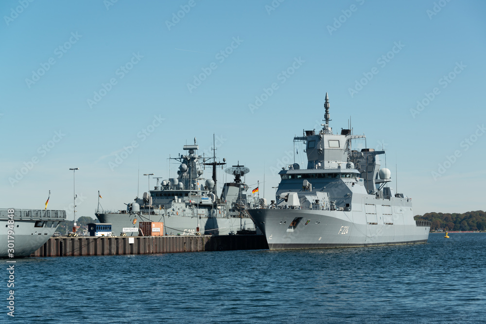 Kriegsschiffe der deutschen Bundesmarine zurück von einem Manöver an ...