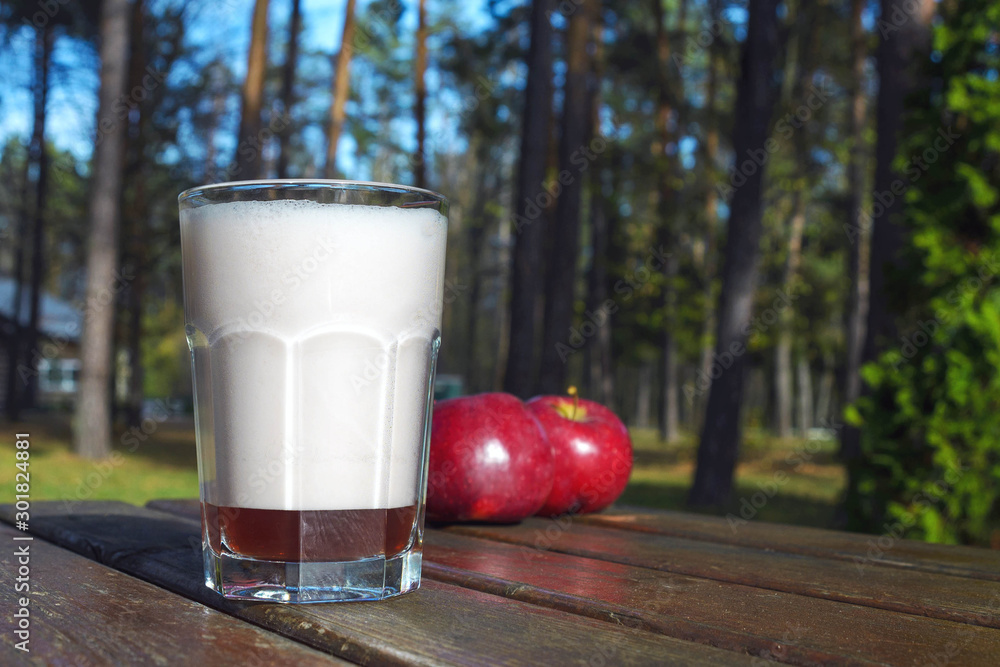 Foto Stock Oxygen foam in a glass beaker. An oxygen cocktail is a drink ...