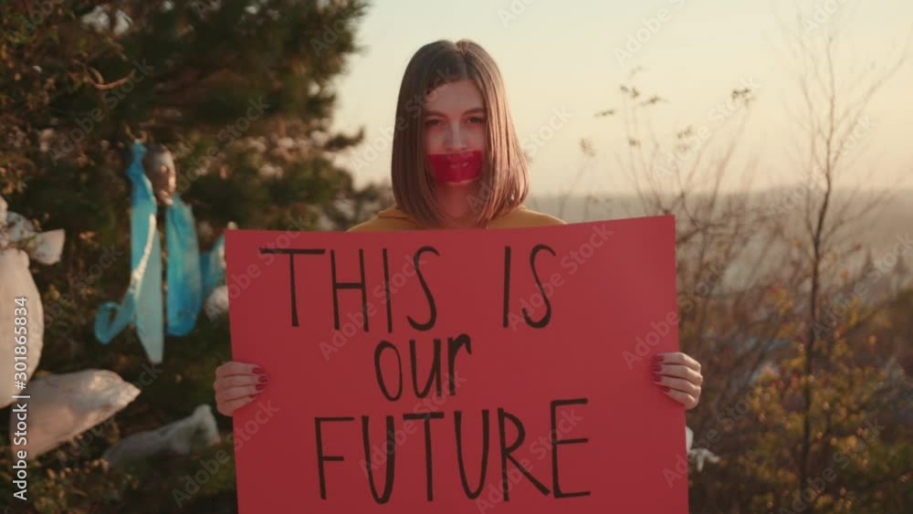 Vidéo Stock Young woman activist with mouth glued holding encouraging ...