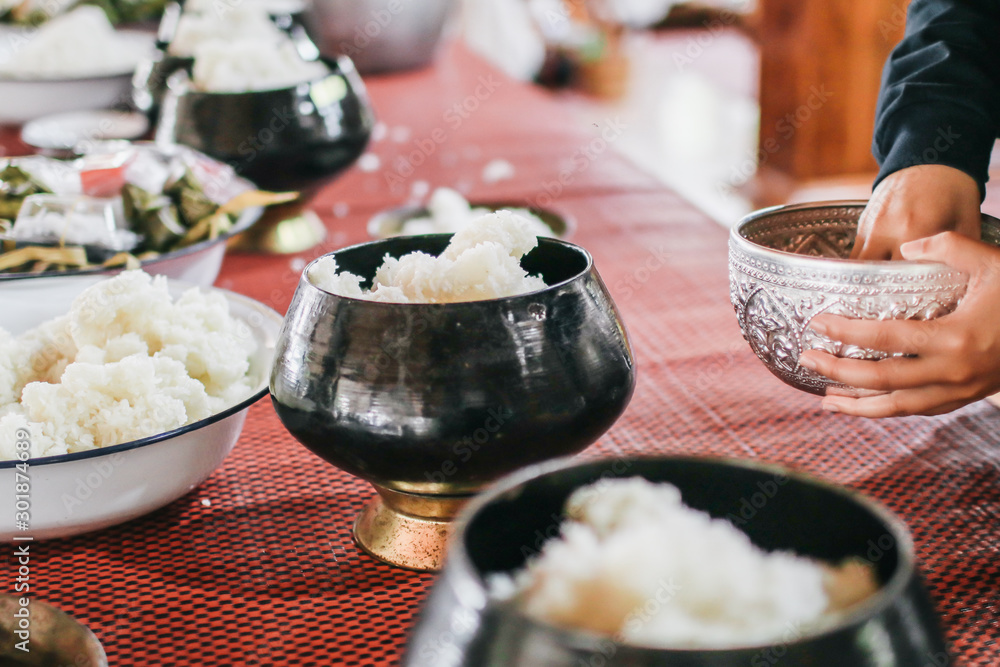 Offer food to monk. Hand while put food offerings in a Buddhist monk's ...