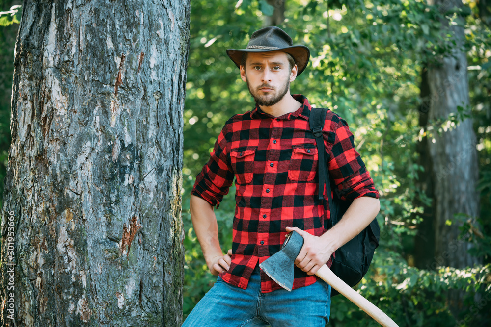 Handsome man with axe. Stylish young man posing like lumberjack ...