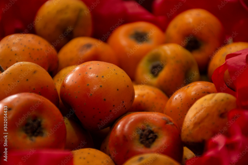 Canasta con tejocotes frescos, es una fruta mexicana ocupada durante ...