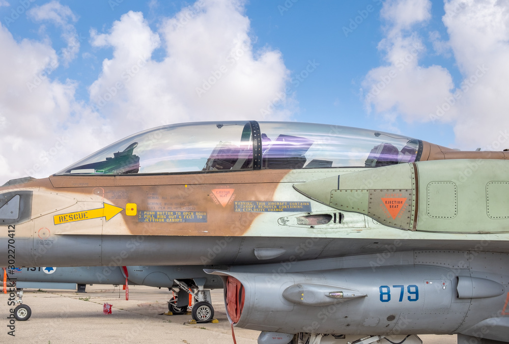 The cockpit of F-16 "Fighting Falcon" fighter jet plane Stock Photo ...