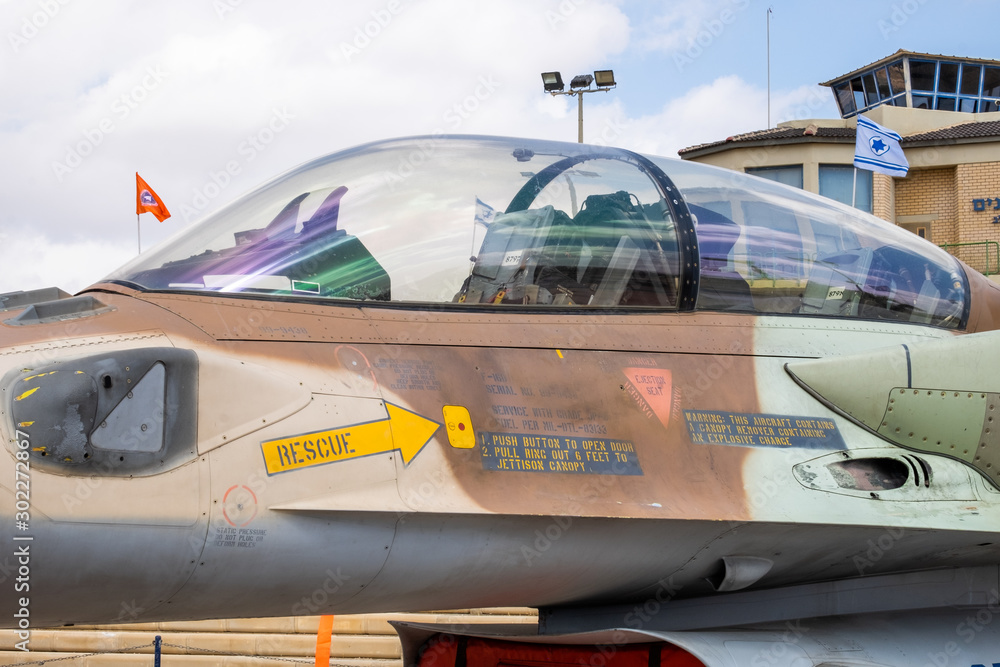 The cockpit of F-16 "Fighting Falcon" fighter jet plane Stock Photo ...