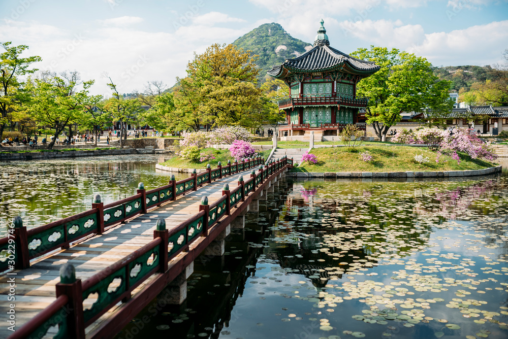 View of pond and pagoda, Gyeongbokgung, Seoul, South Korea Stock Photo ...